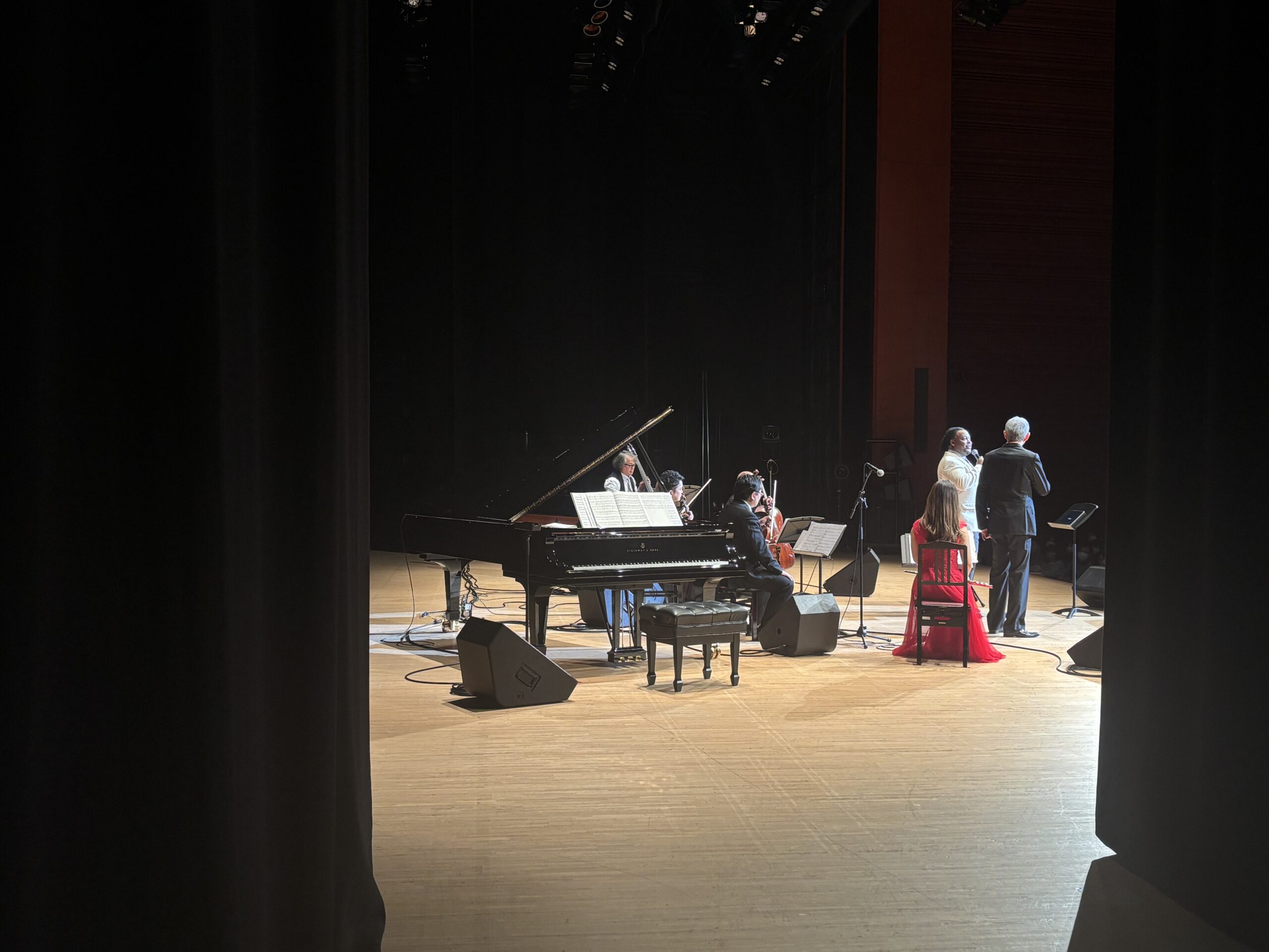 GALLERY | Chris Hart（クリス・ハート） Official Website